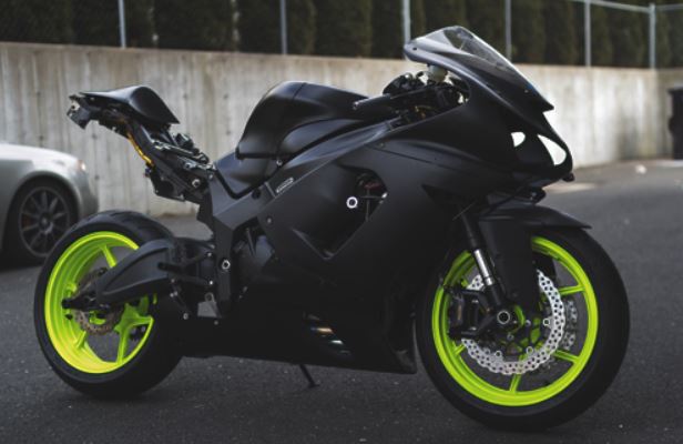 Come trovare il riferimento e il codice colore della vernice moto